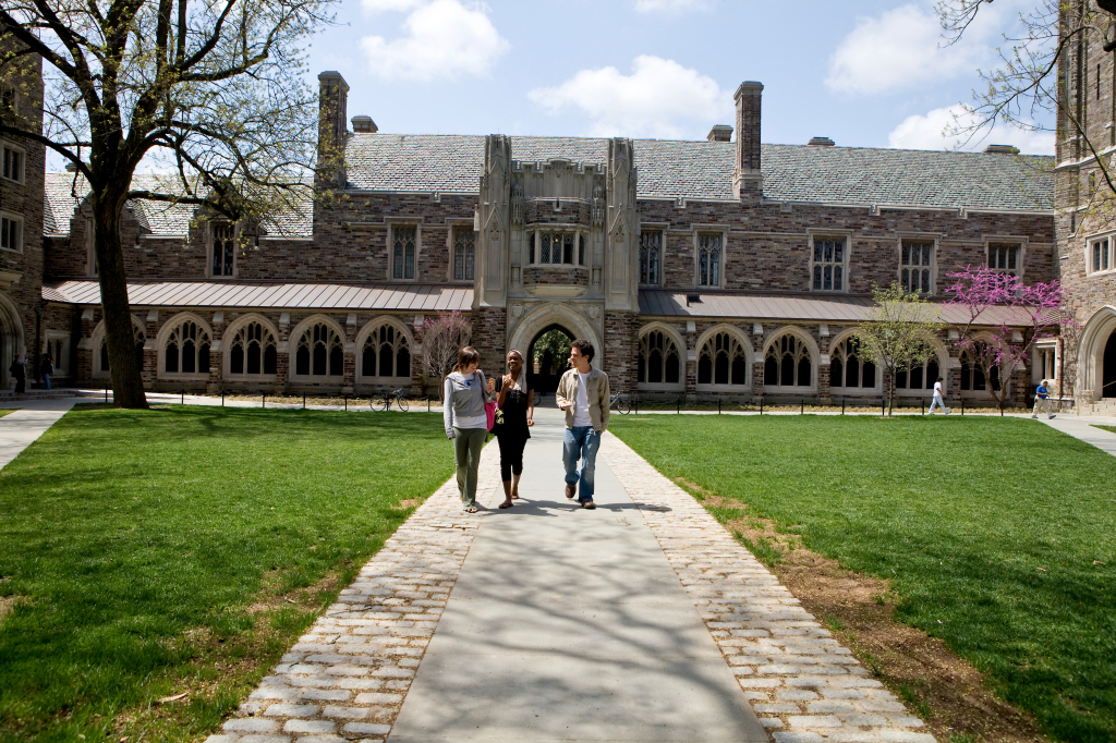 Campus life and beauty images of students walking around campus ...